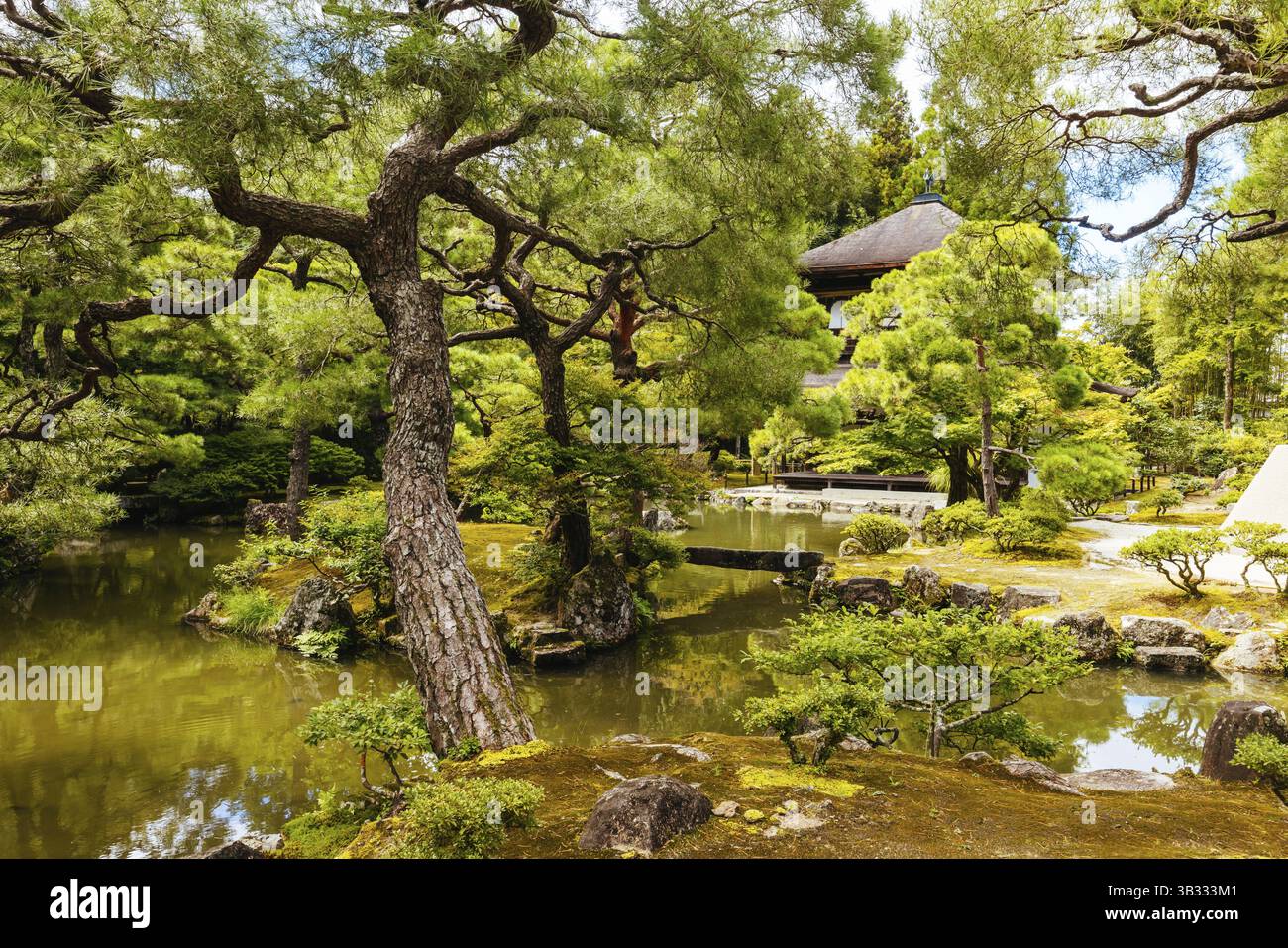 The stunning architecture and gardens at Silver Pavillion Ginkakuji ...