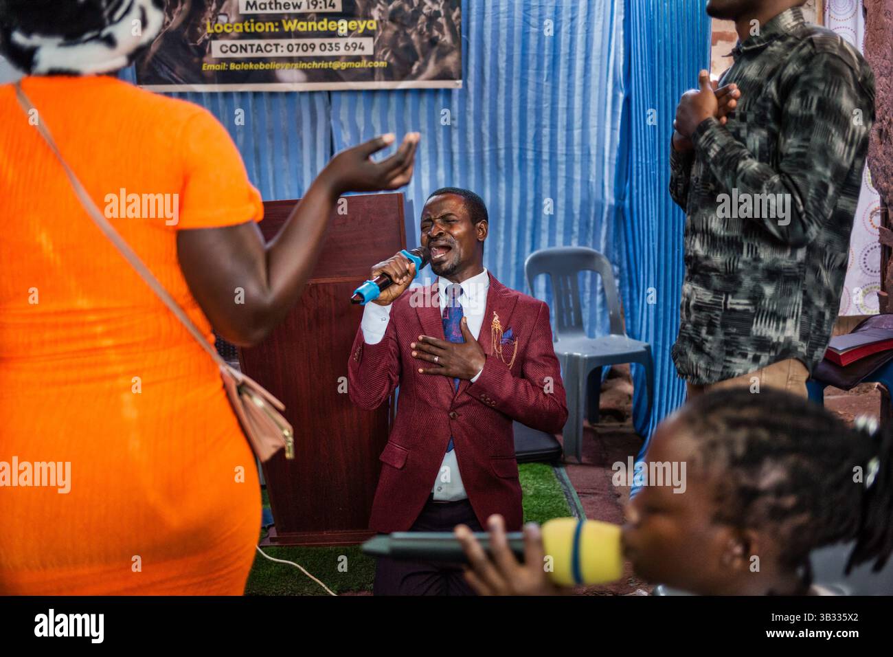 African mass in Katanga slum, Kampala, Uganda, Africa Stock Photo - Alamy