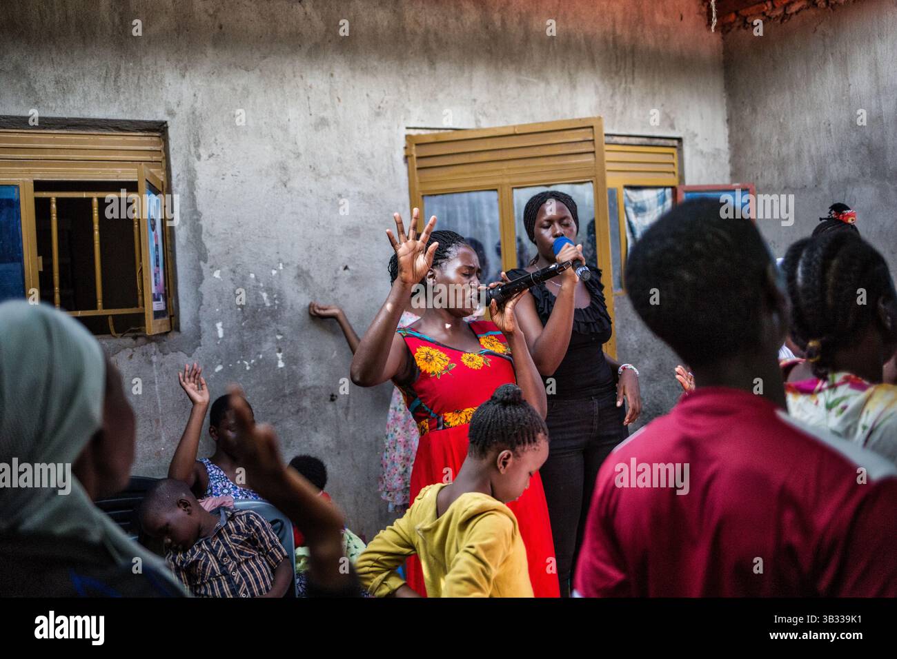 African mass in Katanga slum, Kampala, Uganda, Africa Stock Photo - Alamy