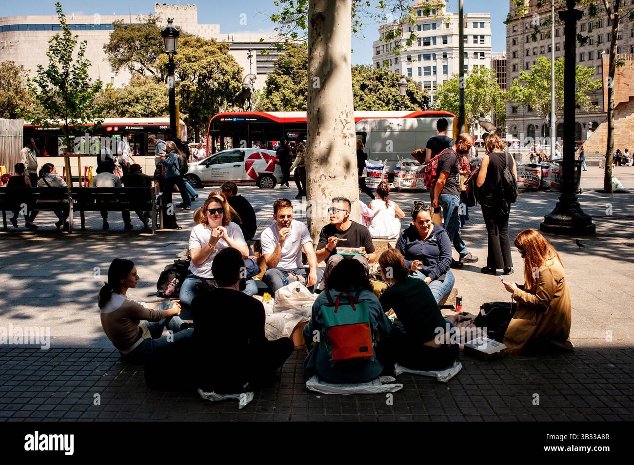Barcelona, Spain. April 28, 2025, Barcelona, Spain: People eats on the ...