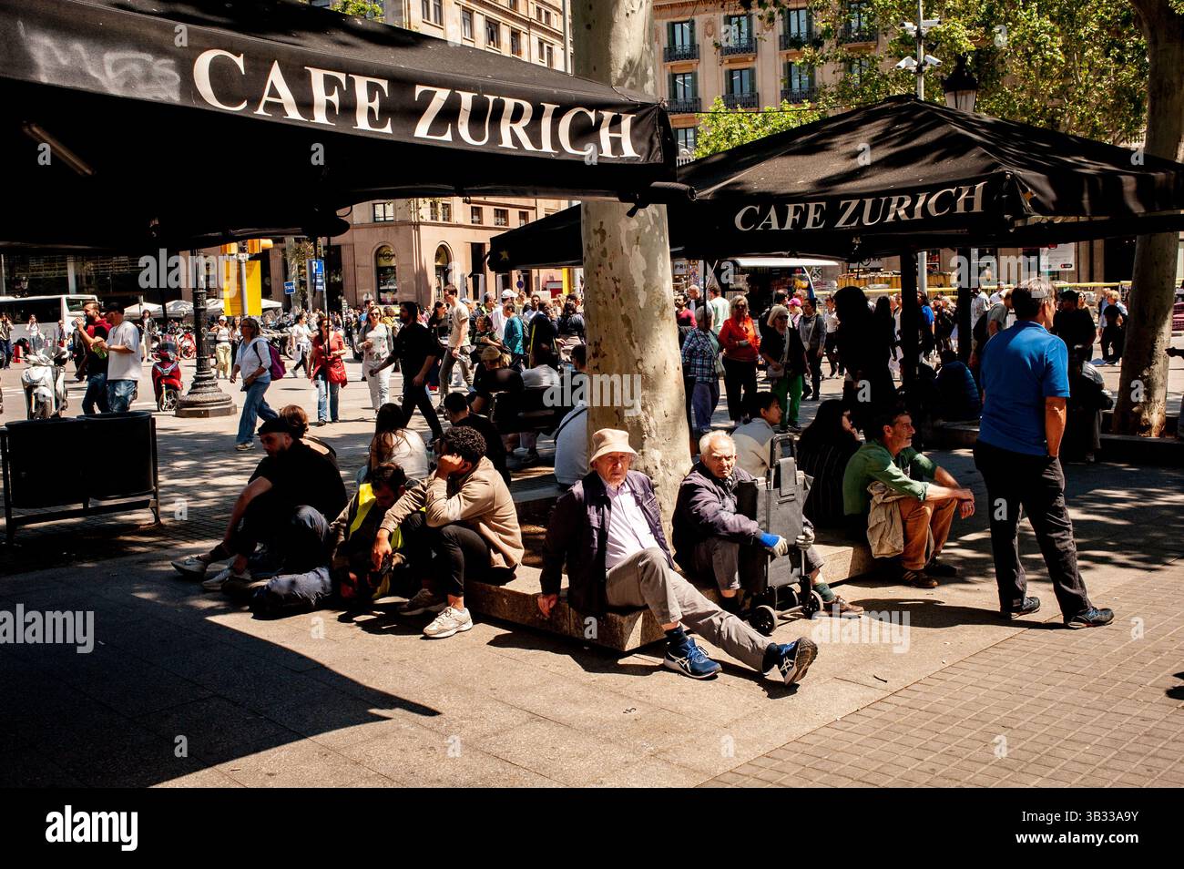 Barcelona, Spain. April 28, 2025, Barcelona, Spain: People are on the ...