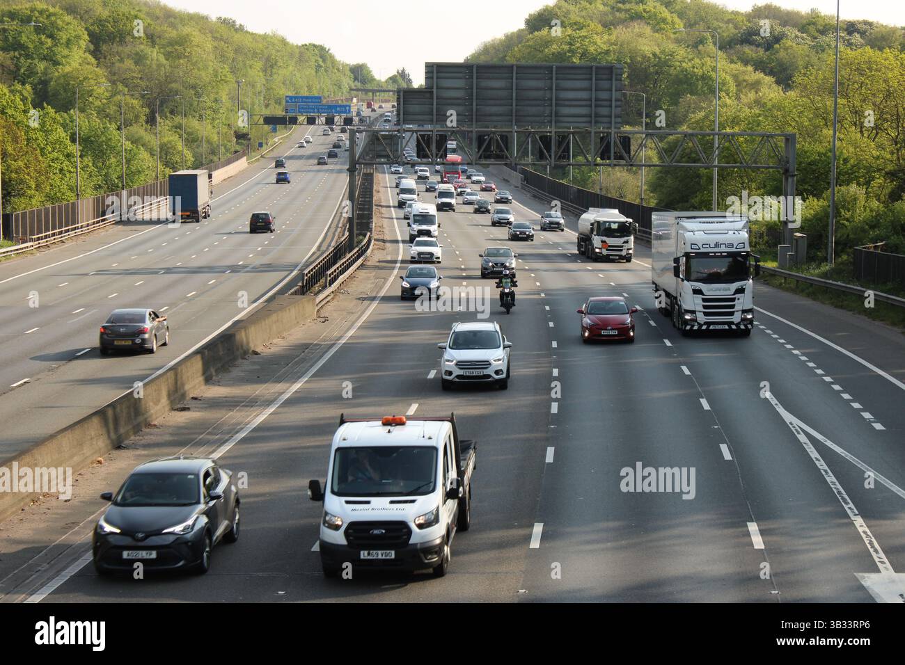 Fast moving traffic on the M25 Motorway by Junction 18 Stock Photo - Alamy