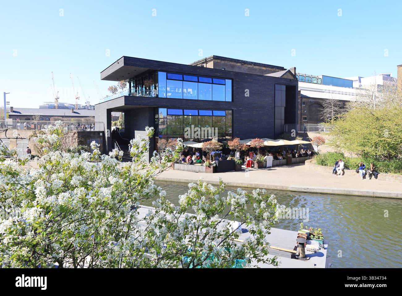 The Lighterman gastro pub in spring sunshine by Regents Canal on ...