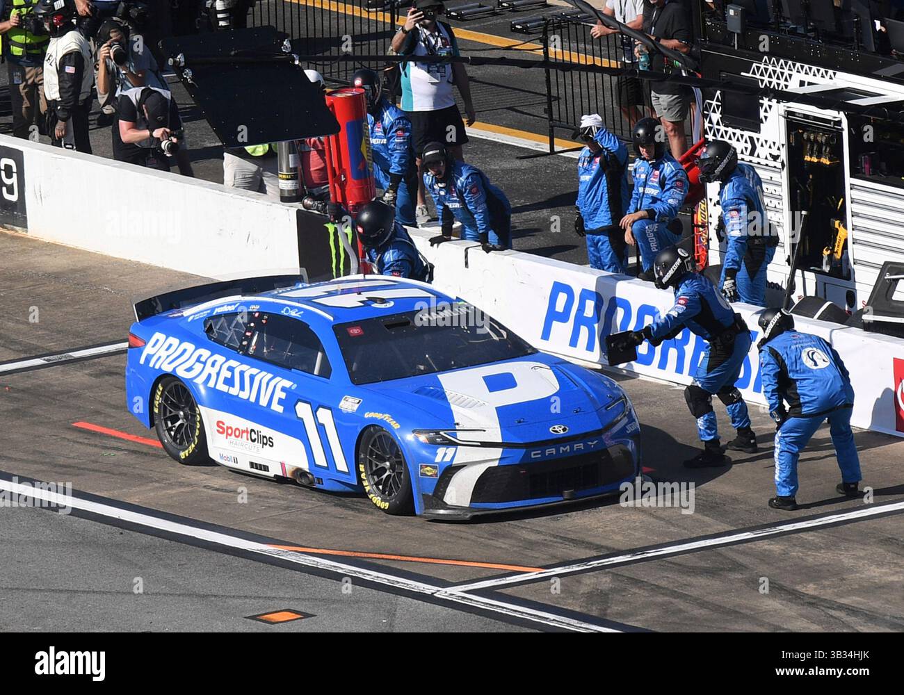 TALLADEGA, AL - APRIL 27: Denny Hamlin (#11 Joe Gibbs Racing ...