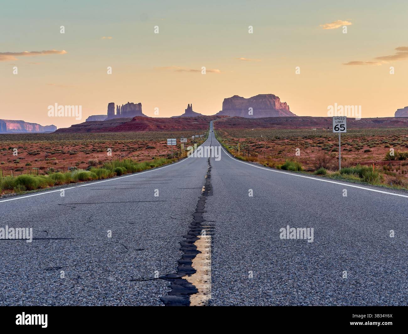 Forrest Gump Point Road View Towards Monument Valley, Utah-Arizona ...