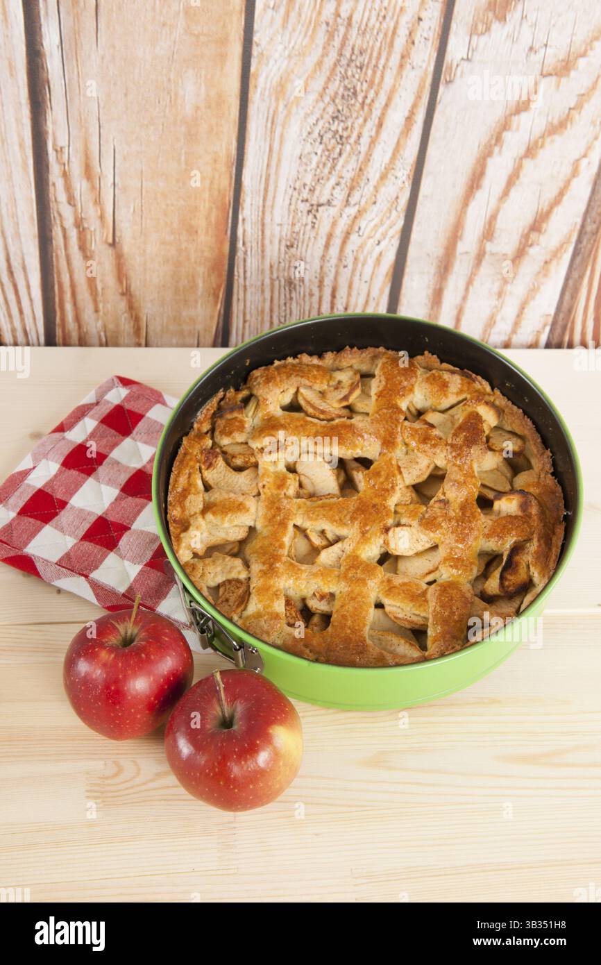 Home made apple pie with fresh apples Stock Photo - Alamy