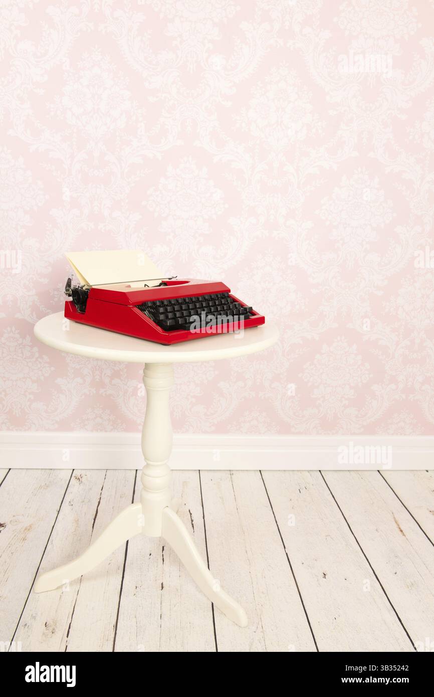 Vintage wall, wooden floor and plinth and old typewriter on table Stock ...