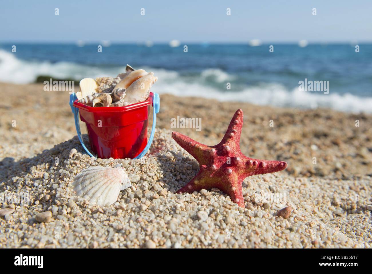Plastic buckets and containers hi-res stock photography and images - Alamy
