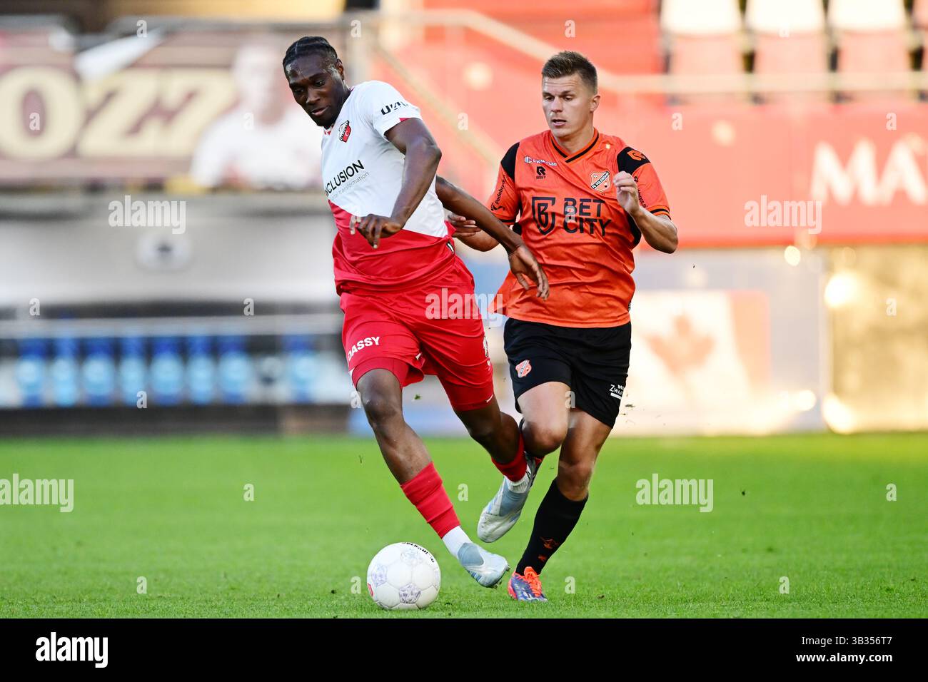 UTRECHT - (l-r) Gibson Yah of Jong FC Utrecht, Alex Plat of FC Volendam ...