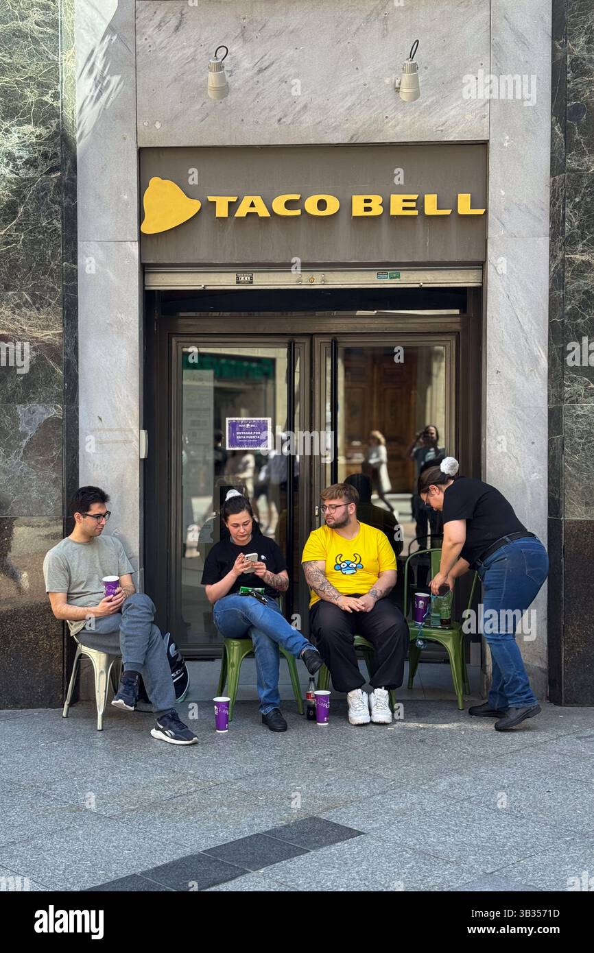 Taco Bell employees outside the door during the massive power outage in ...
