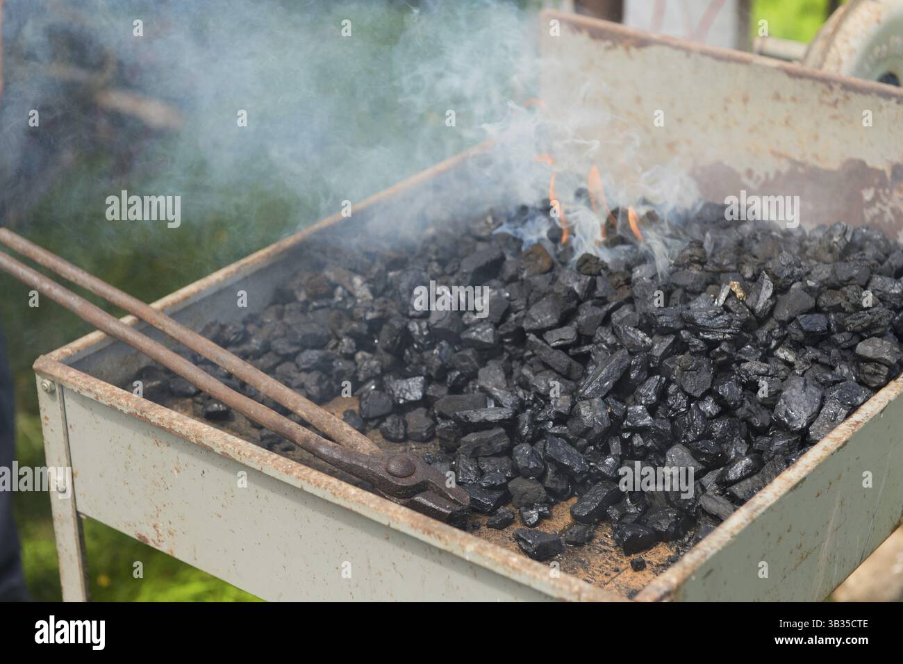 Blacksmith hammering bar hi-res stock photography and images - Alamy