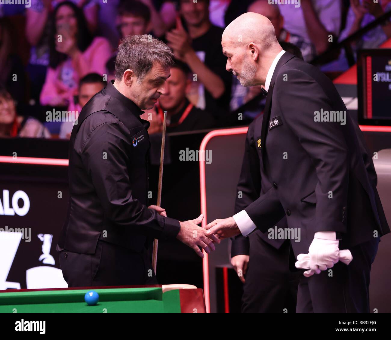 Sheffield, UK. 28th Apr, 2025. Ronnie O'Sullivan of England shakes the ...