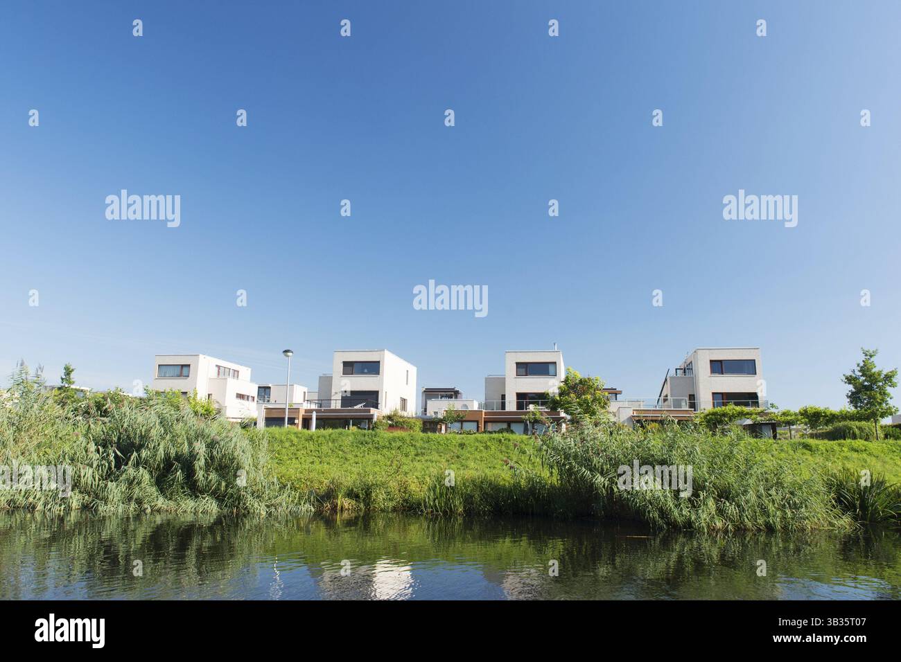 Modern houses in Holland near the river Stock Photo - Alamy