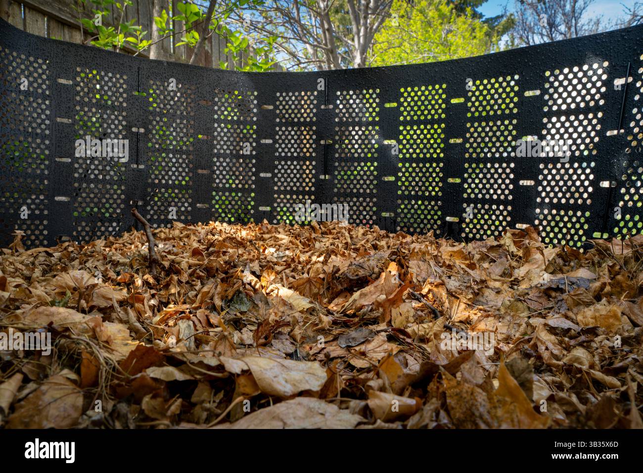 Leaves in compost bin hi-res stock photography and images - Alamy
