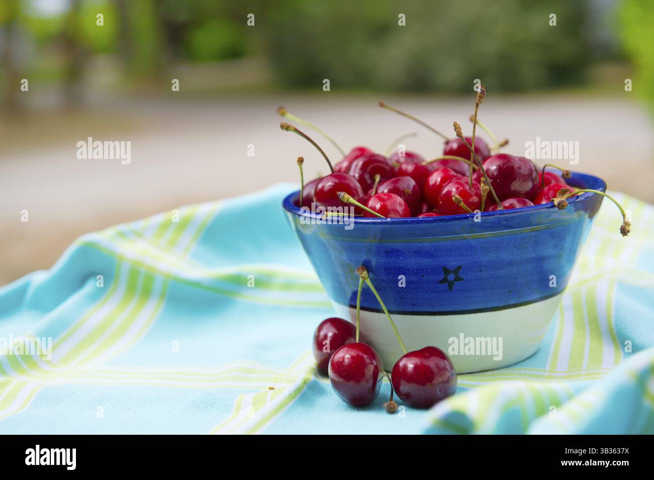 Bowl fresh cherries hi-res stock photography and images - Alamy