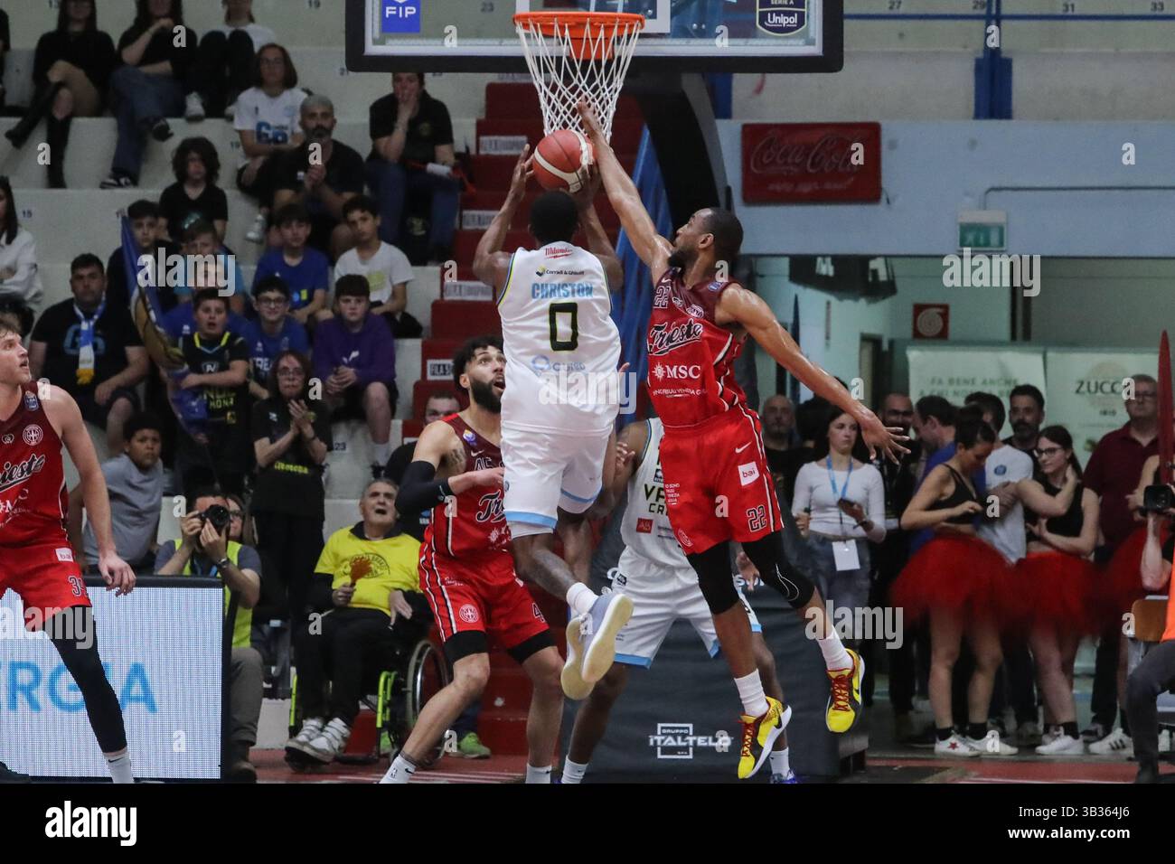Cremona, Italy. 28th Apr, 2025. Semaj Christon (Vanoli Cremona) during ...