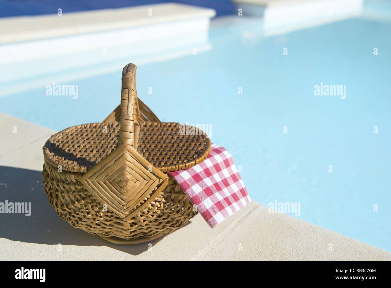 Picnic basket at the swimming pool Stock Photo - Alamy