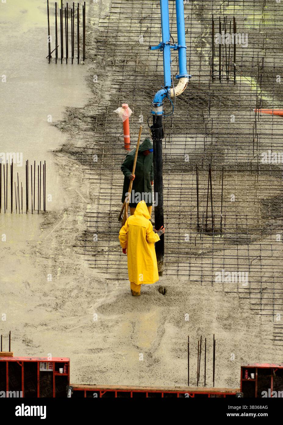 Construction workers pouring concrete foundation hi-res stock photography and images - Alamy