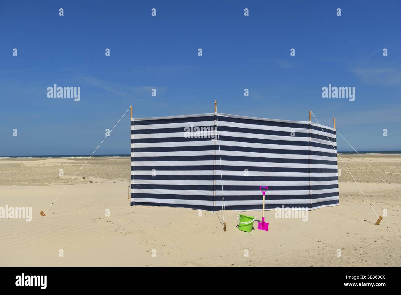 Striped wind break at the beach Stock Photo - Alamy