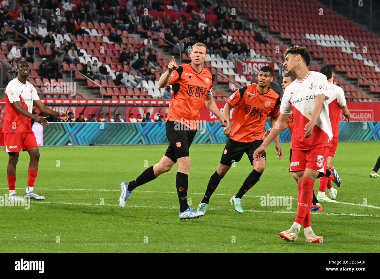 UTRECHT - Henk Veerman of FC Volendam (m) celebrates his goal during ...