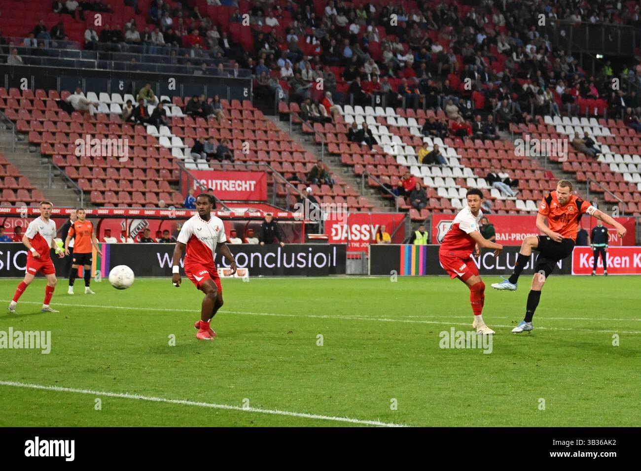 UTRECHT - Henk Veerman of FC Volendam scores the 2-2 during the Dutch ...