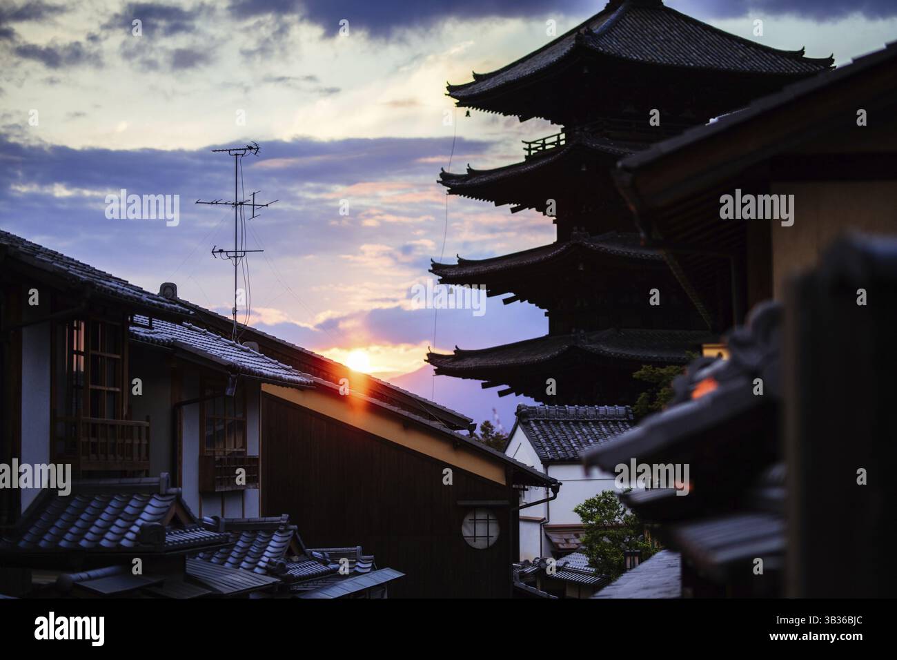 The famous view down Sannen Zaka Street in Higashiyama district in ...