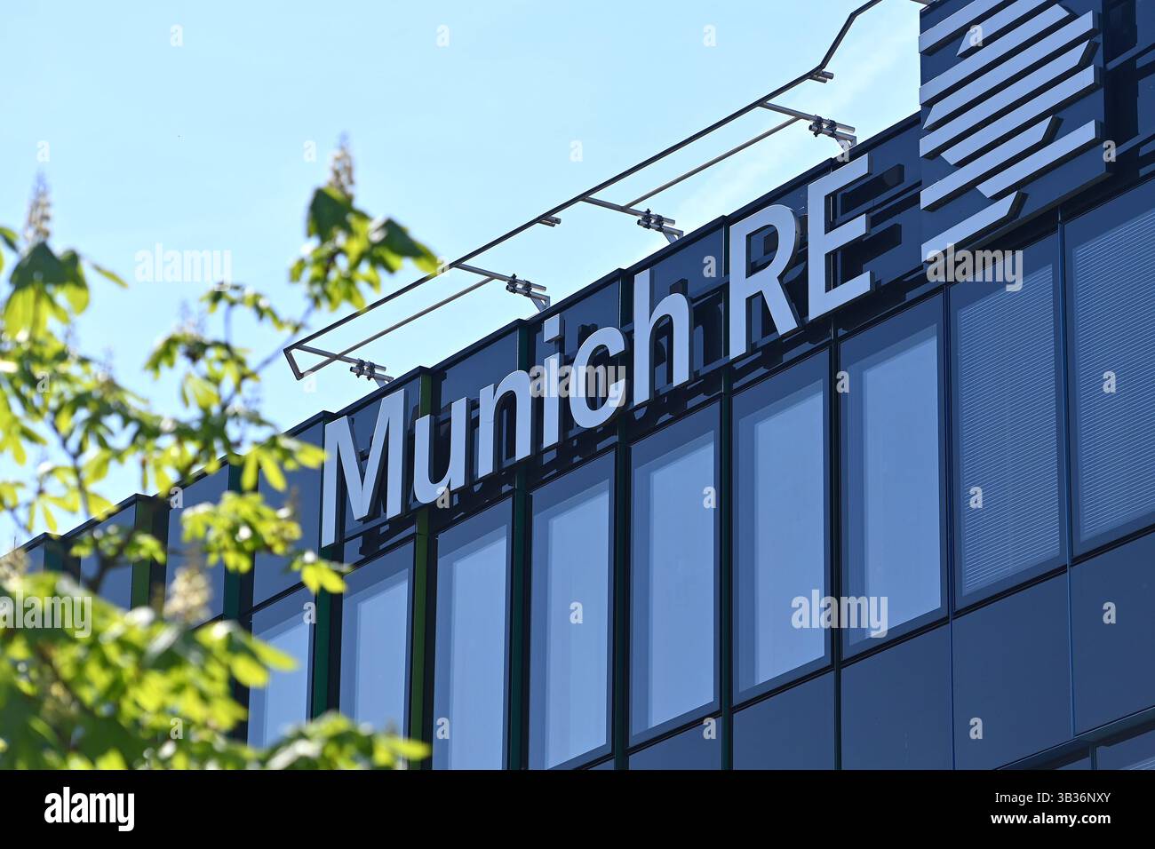 Schriftzug,Firmenlogo,Logo in Muenchen Schwabing. Gebaeude,Fassade ...