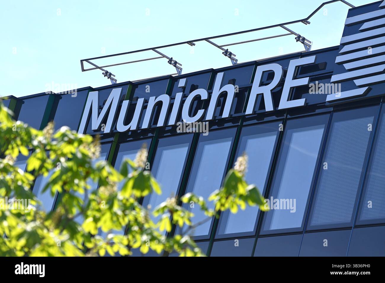 Schriftzug,Firmenlogo,Logo in Muenchen Schwabing. Gebaeude,Fassade ...