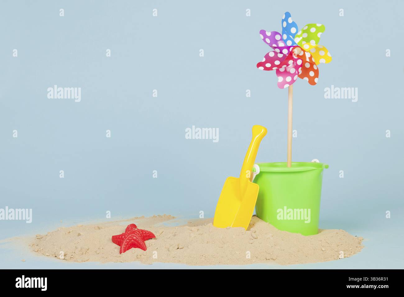 Sand and toys at the beach Stock Photo - Alamy