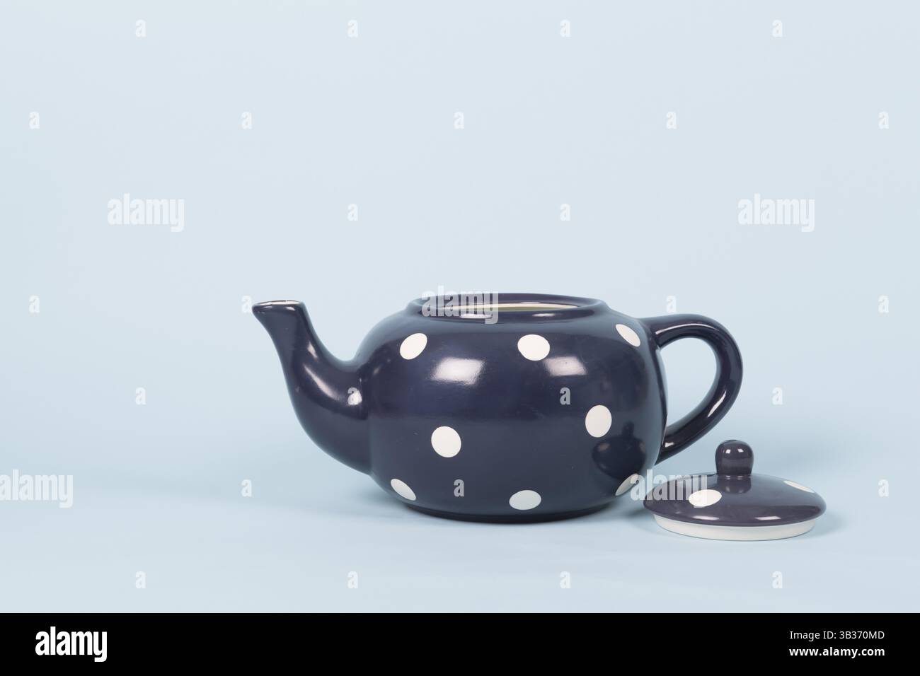 Very big teapot hi-res stock photography and images - Alamy