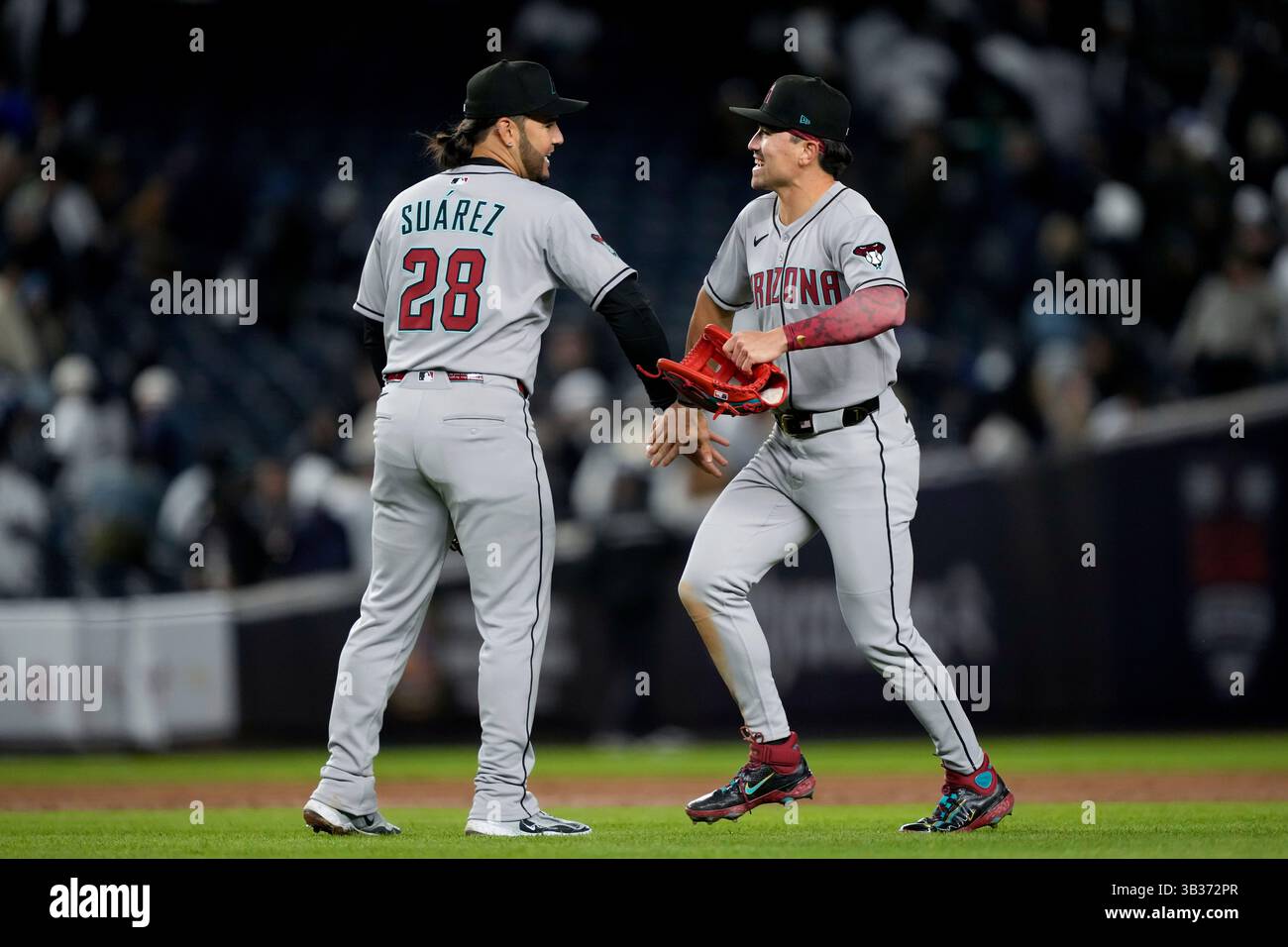 Arizona Diamondbacks third base Eugenio Suárez (28), left, and outfielder Corbin Carroll (7 ...