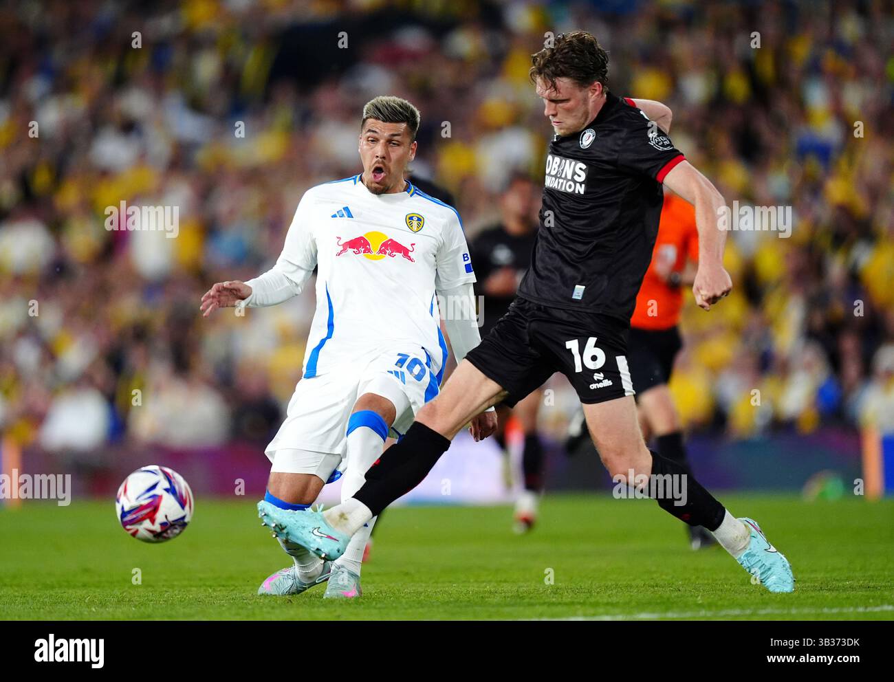 Leeds United's Joel Piroe (left) and Bristol City's Rob Dickie battle ...