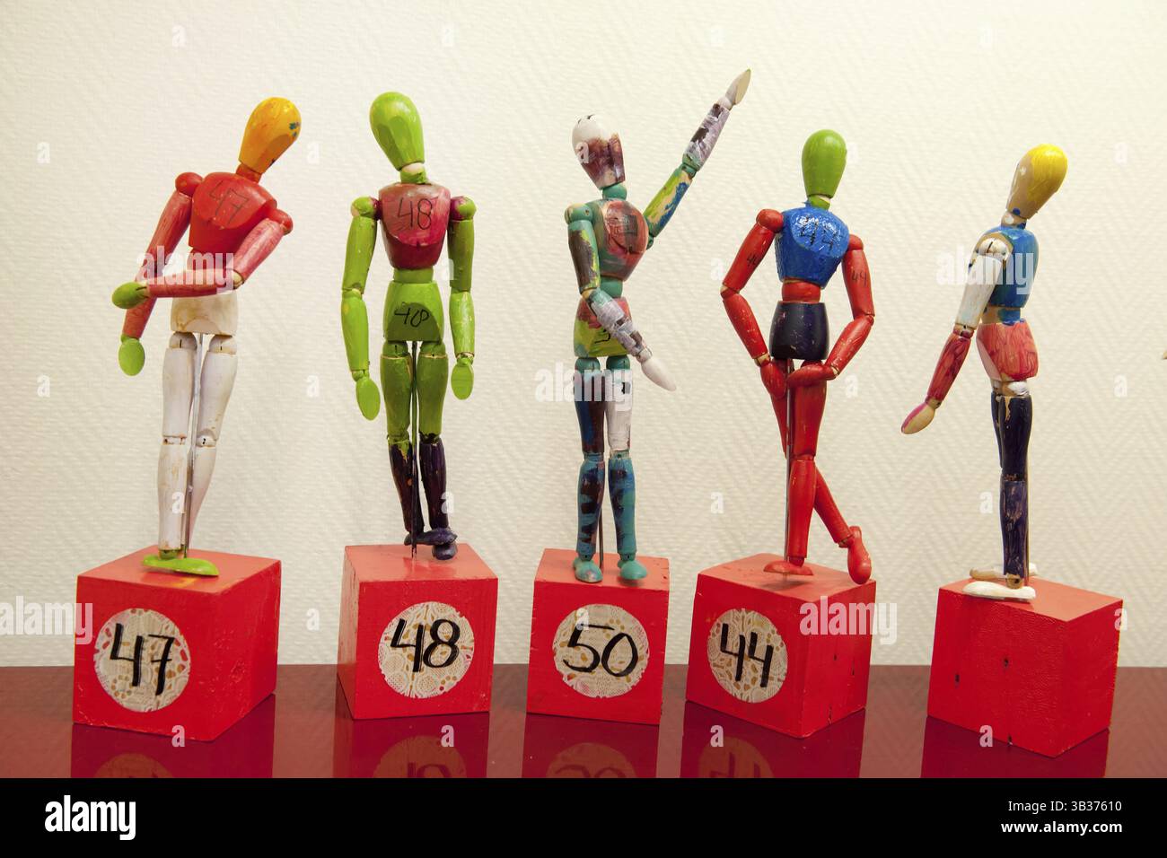 Wooden model puppets with numbers Stock Photo - Alamy