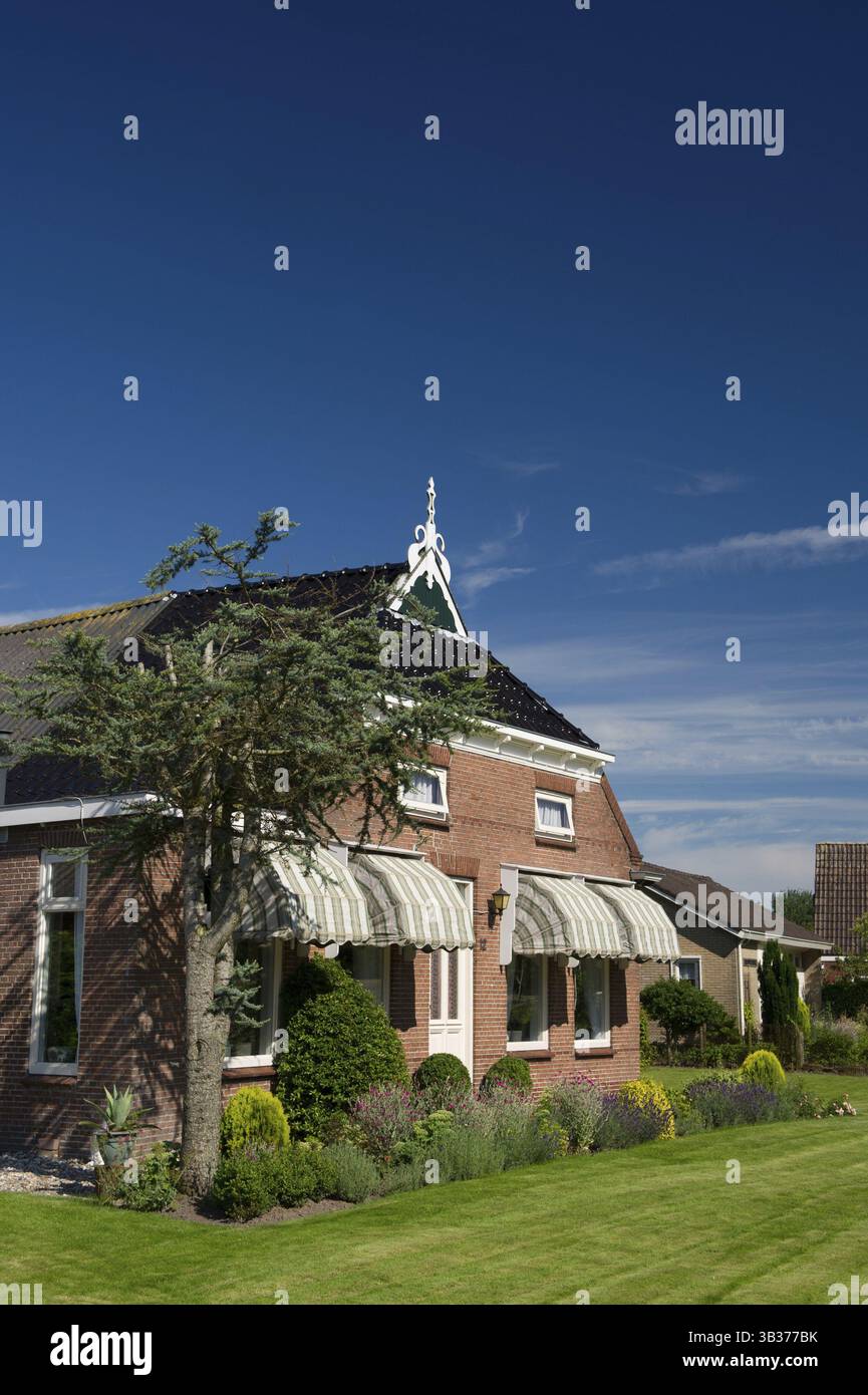 Typical Dutch farmhouse in Friesland Stock Photo - Alamy
