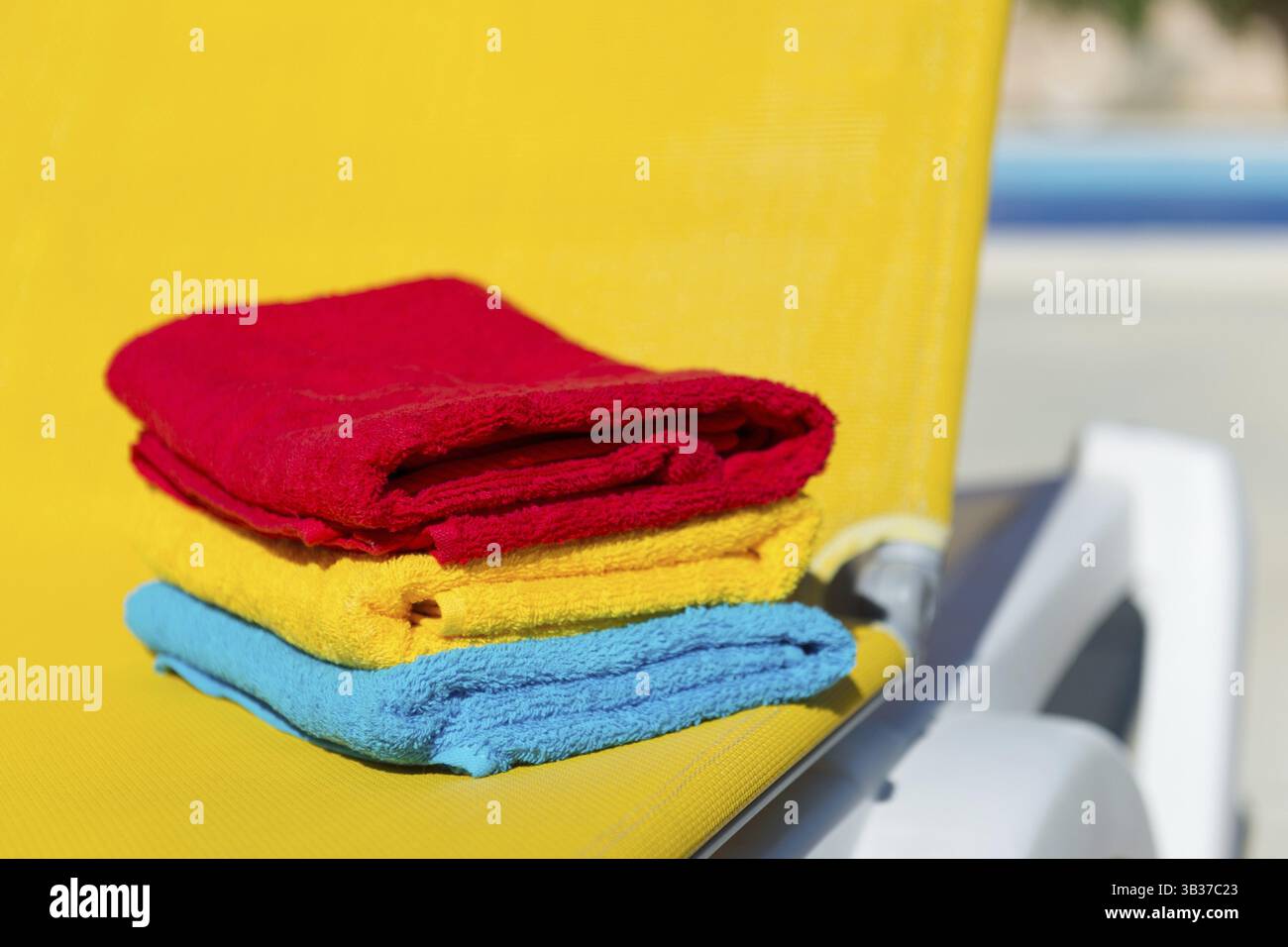 Yellow sun beds hi-res stock photography and images - Alamy