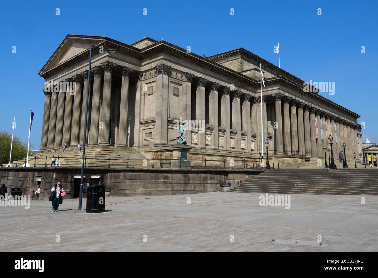 St George's Hall, a neoclassical building, opposite Lime Street Station ...