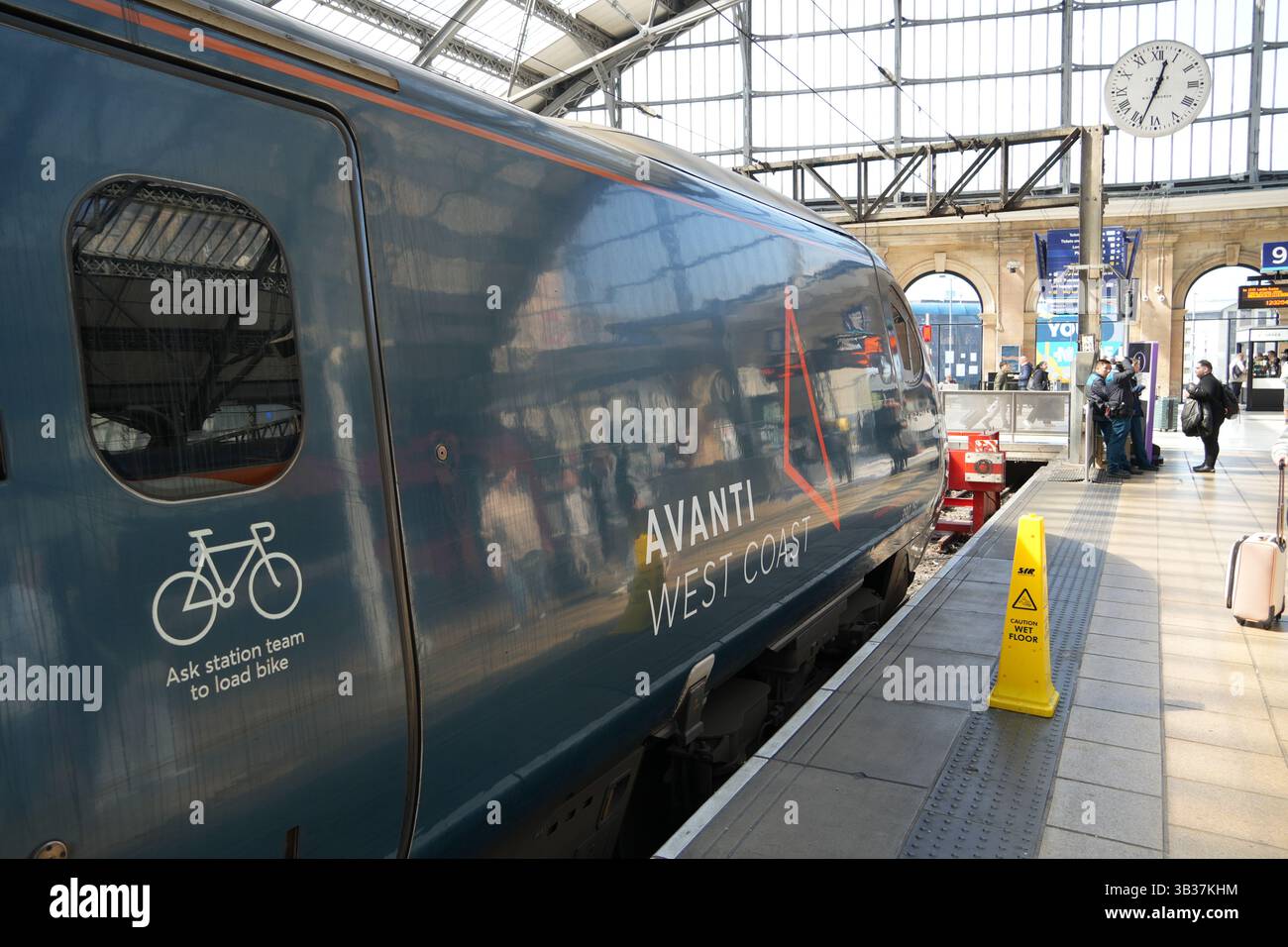 Avanti West Coast train, Lime Street station, Liverpool, Merseyside ...