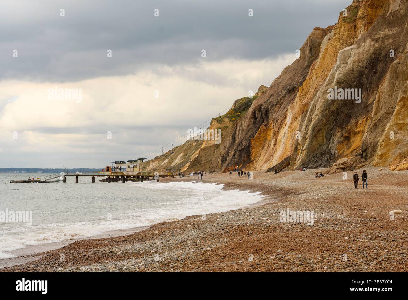 Coloured sand cliffs and beach, Alum Bay, Isle of Wight, UK Stock Photo ...