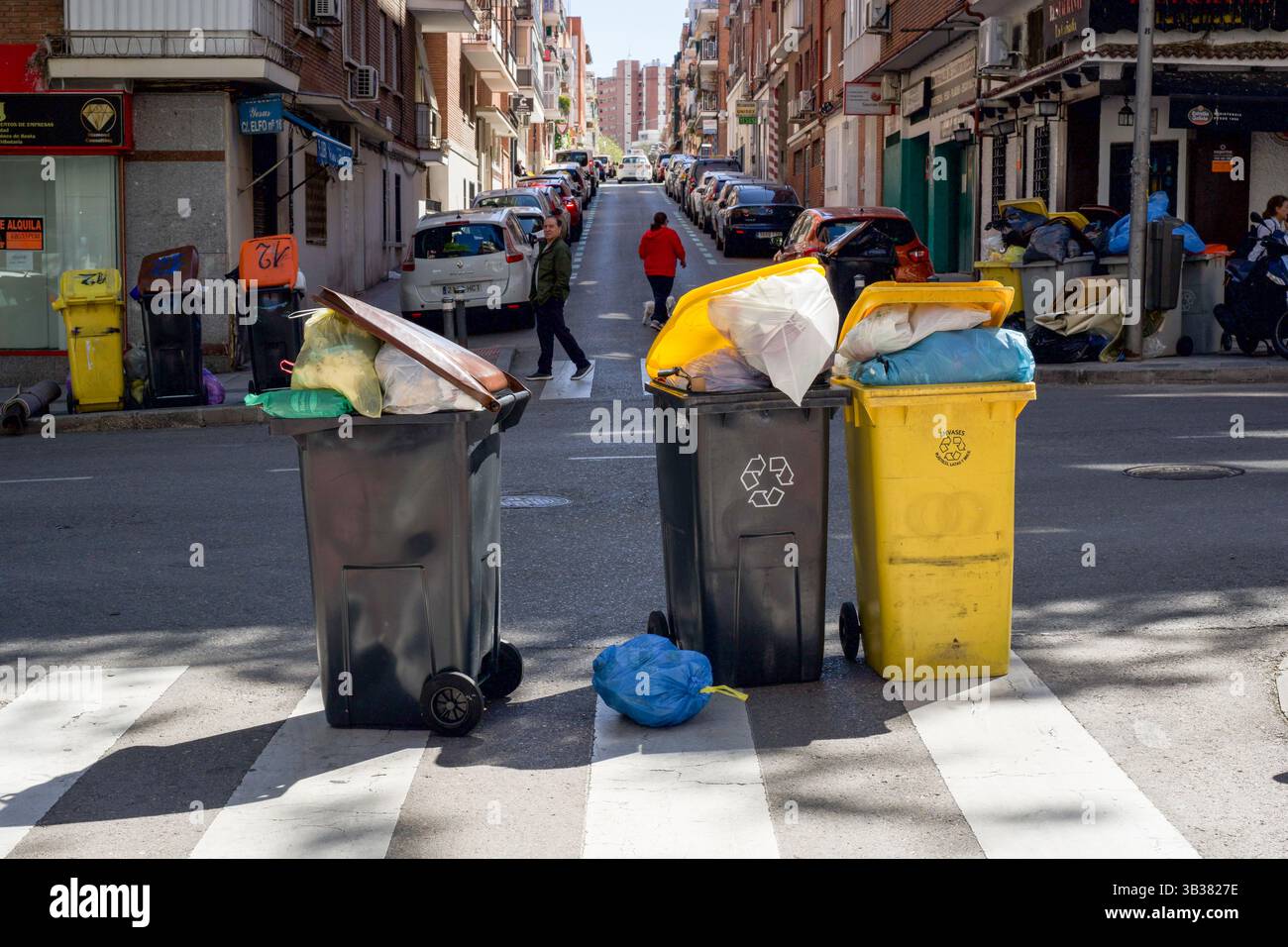 Garbage workers’ strike in Madrid lasted 6 days. Supermarkets, bars and ...