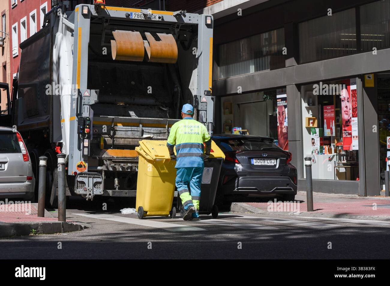 Garbage workers’ strike in Madrid lasted 6 days. Supermarkets, bars and ...
