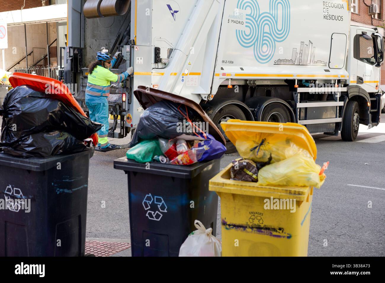 Garbage workers’ strike in Madrid lasted 6 days. Supermarkets, bars and ...