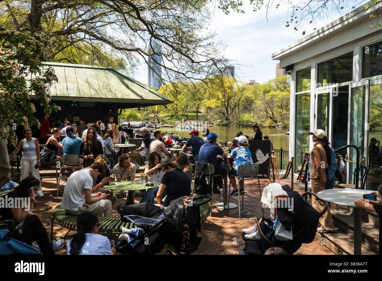 The Lake-side patio Bar and cafe at the Central park Boathouse ...