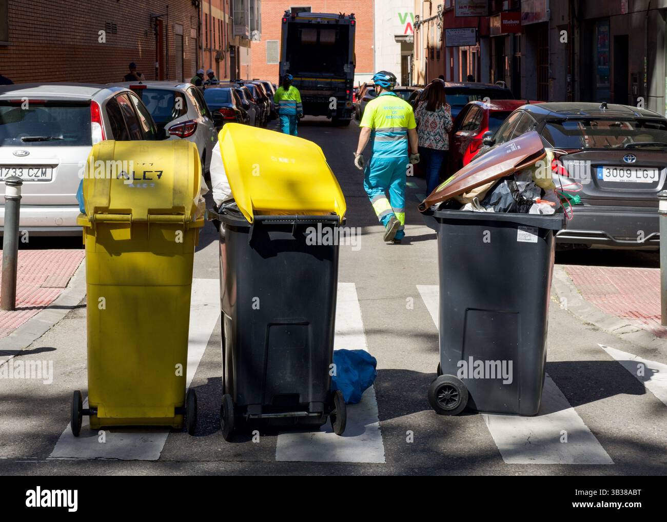 Garbage workers’ strike in Madrid lasted 6 days. Supermarkets, bars and ...