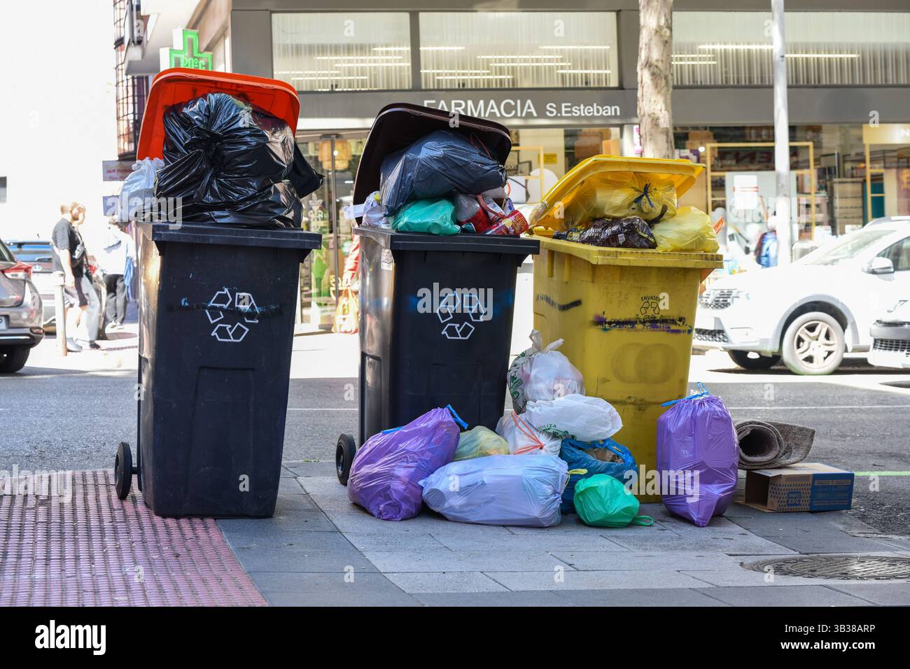 Garbage workers’ strike in Madrid lasted 6 days. Supermarkets, bars and ...