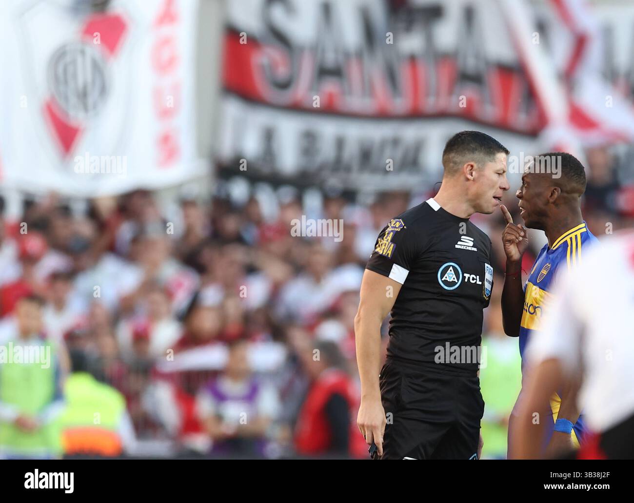 Boca Juniors' Peruvian defender Luis Advincula (L) and argues Argentine ...