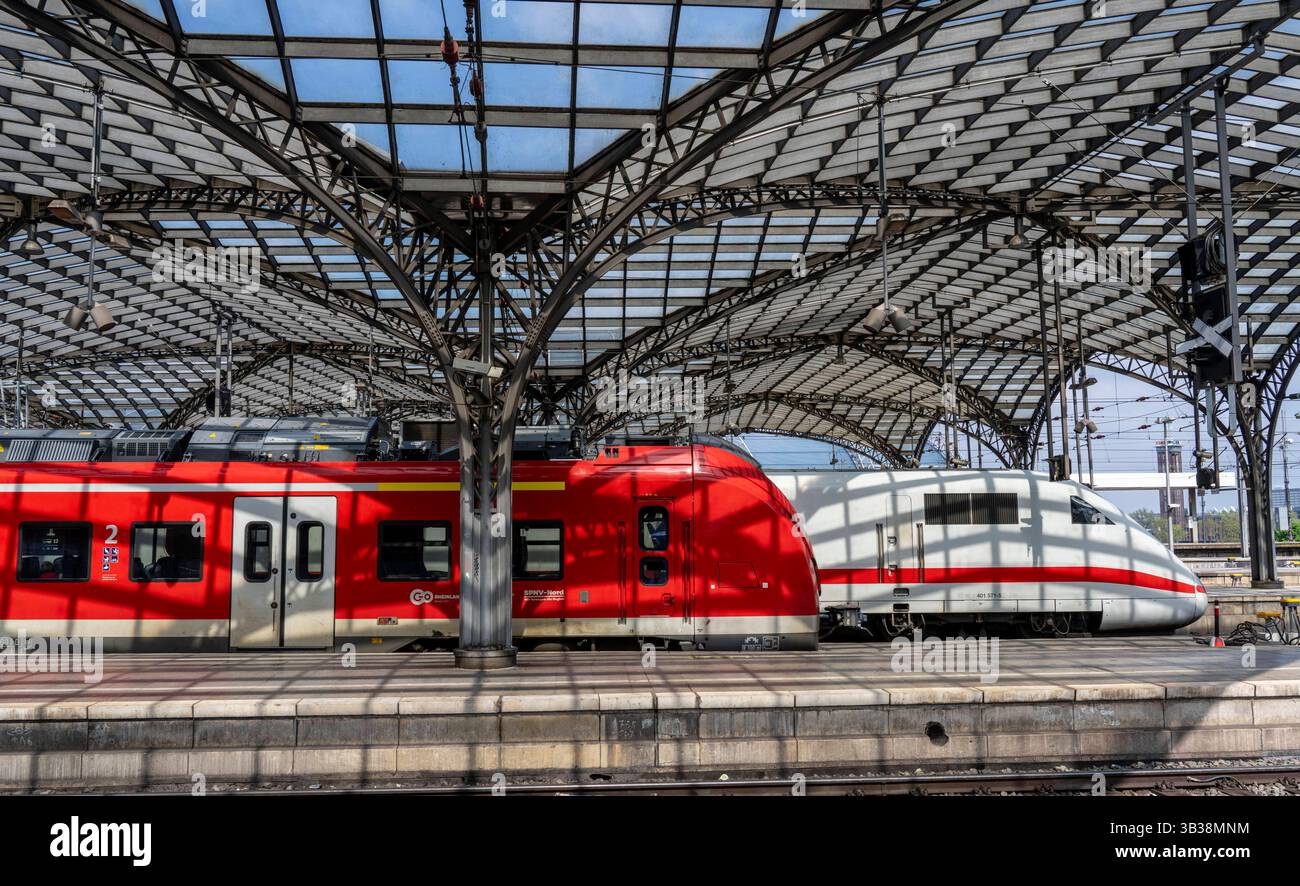 Kölner Hauptbahnhof, ICE Zug und S-Bahn am Bahnsteig, NRW, Deutschland ...
