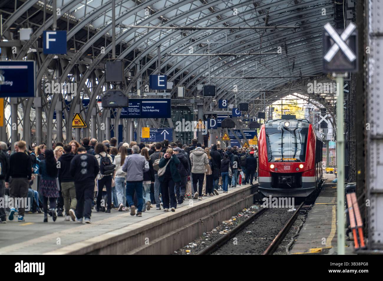 Kölner Hauptbahnhof, Regionalzug fährt ein, viele Fahrgäste auf dem Bahnsteig, NRW, Deutschland ...
