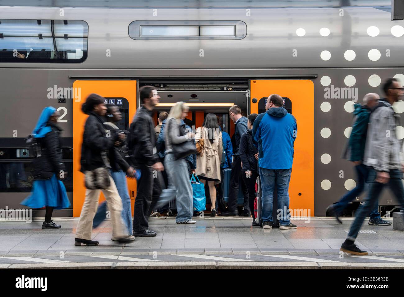 Kölner Hauptbahnhof, Regionalexpress, RRX, Rhein-Ruhr-Express ...