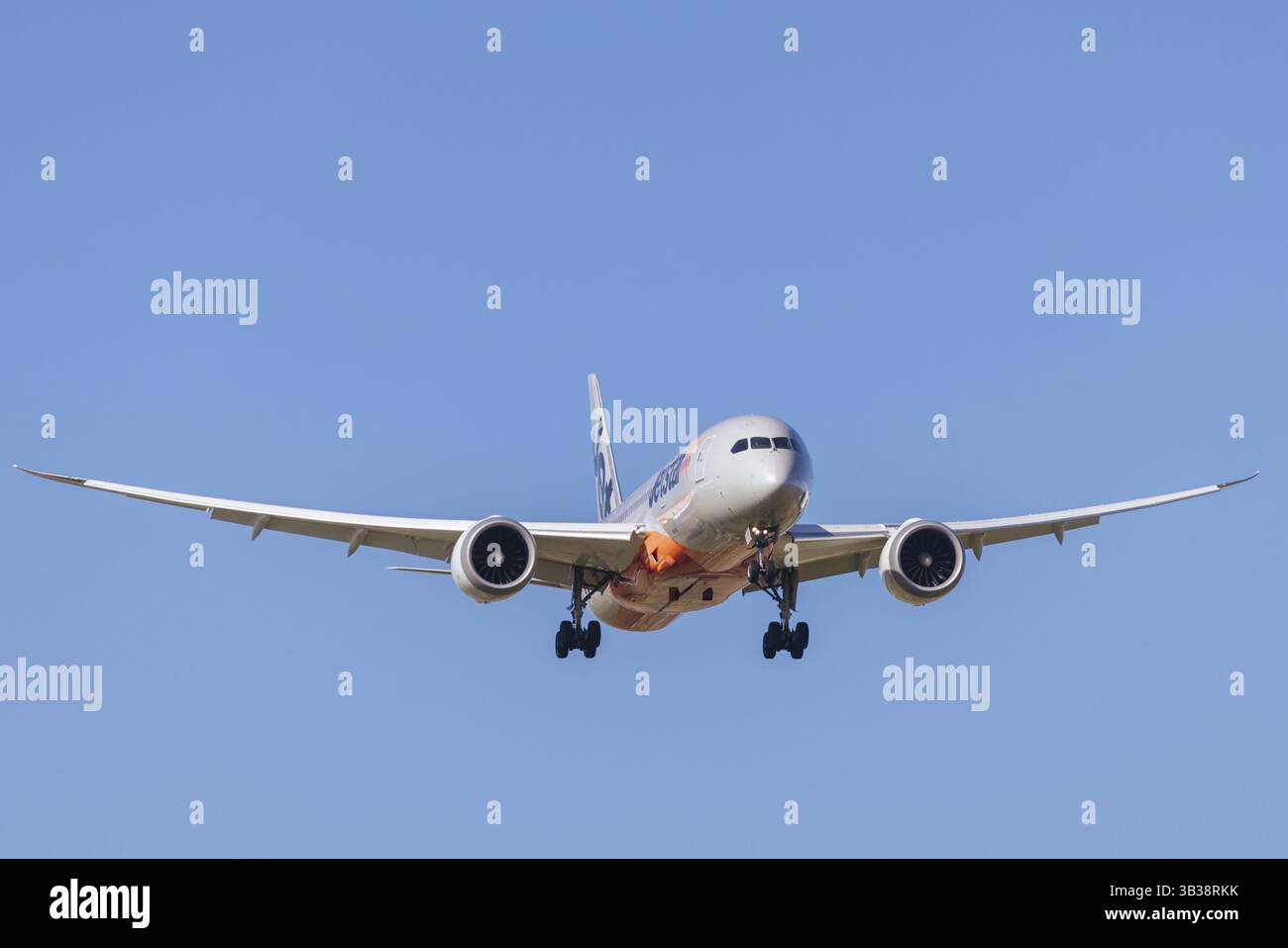 MELBOURNE, AUSTRALIA - SEPTEMBER 07, 2024: A Jetstar Boeing 787-8 flies ...