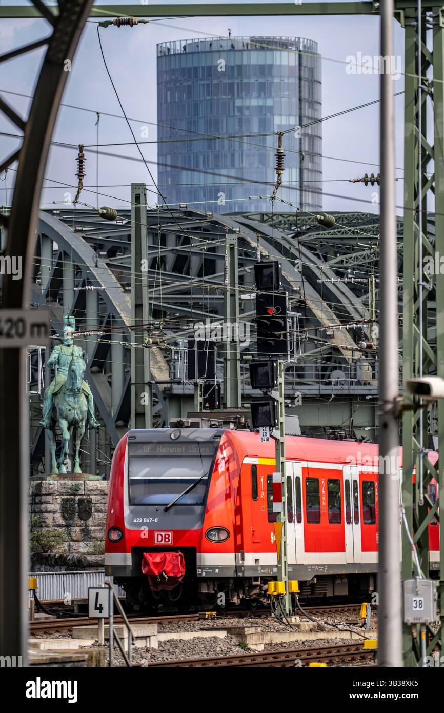Rail traffic on the route between Cologne Central Station and Cologne ...